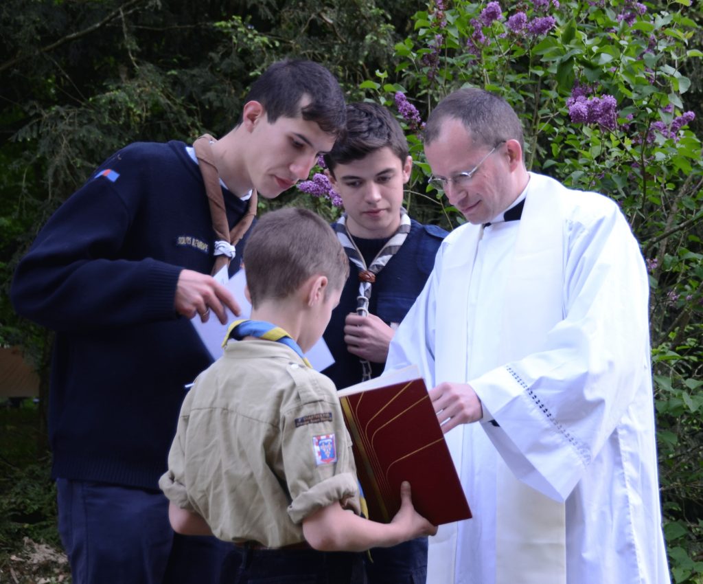 Hommages des Guides et Scouts d'Europe à l'abbé Gordien